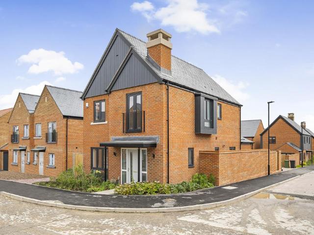 4 bedroom detached house to rent