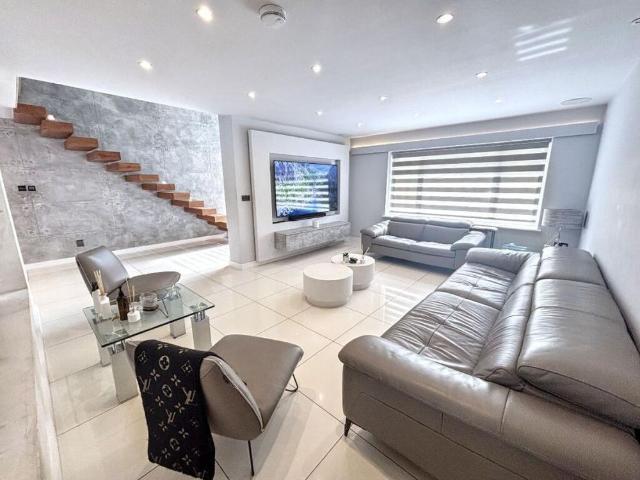 4 bedroom detached house to rent