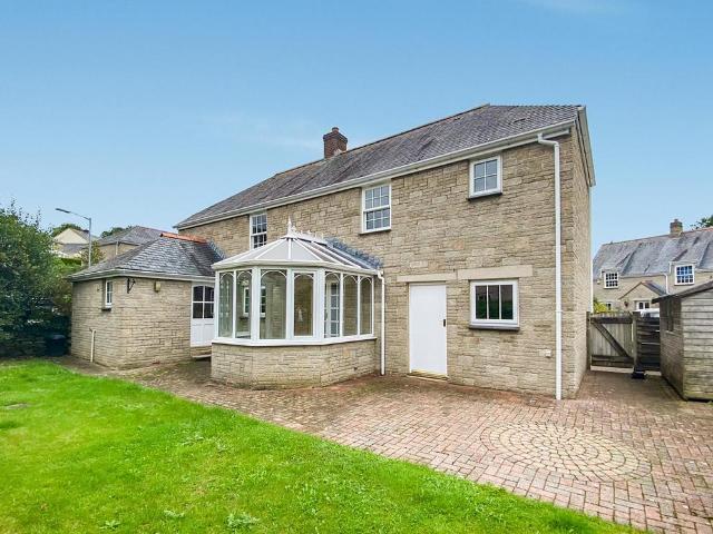 4 bedroom detached house to rent