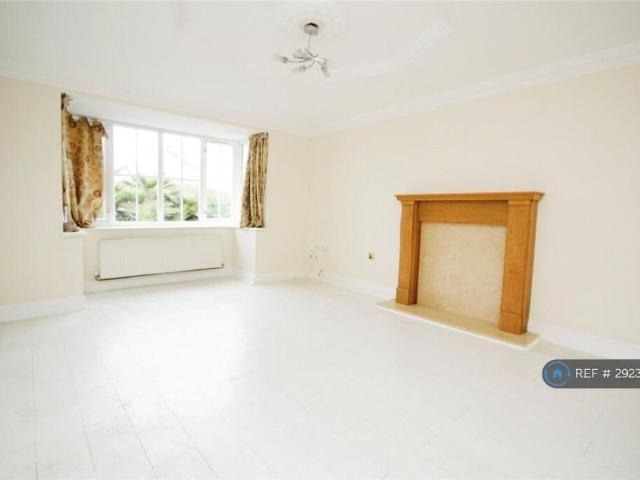 4 bedroom detached house to rent