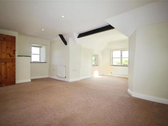 4 bedroom detached house to rent