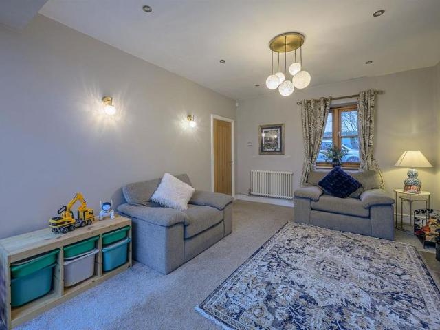 4 bedroom detached house to rent