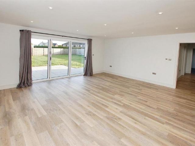 4 bedroom detached house to rent