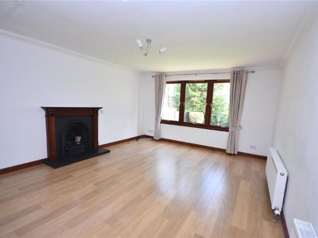 4 bedroom detached house to rent