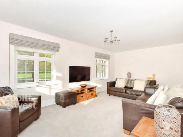 4 bedroom detached house to rent