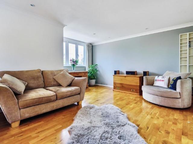 4 bedroom detached house to rent