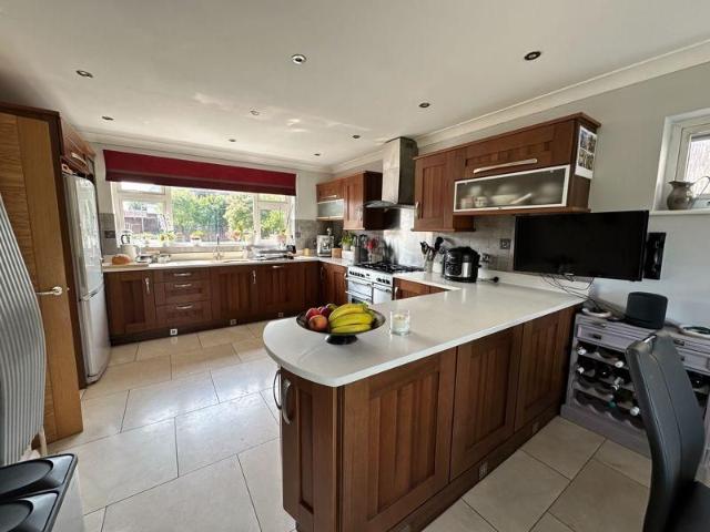 4 bedroom detached house to rent