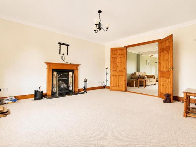 4 bedroom detached house to rent