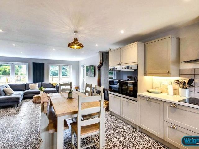 4 bedroom detached house to rent