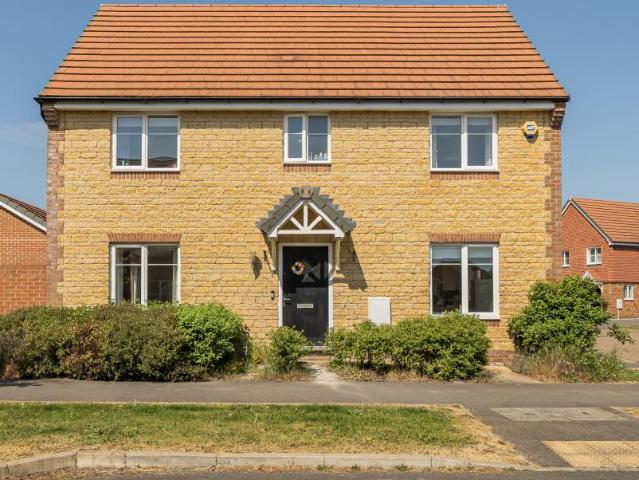 4 bedroom detached house to rent