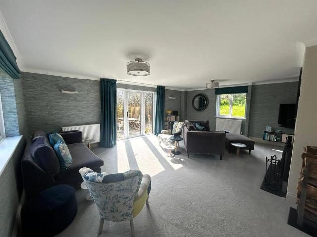 4 bedroom detached house to rent