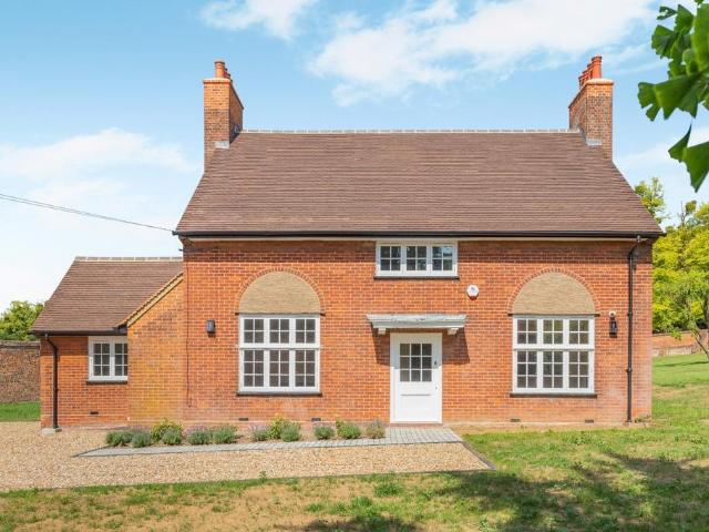 4 bedroom detached house to rent