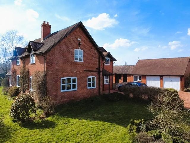 4 bedroom detached house to rent