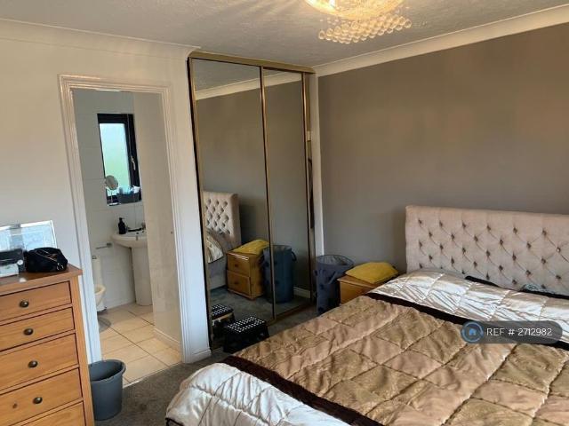 4 bedroom detached house to rent