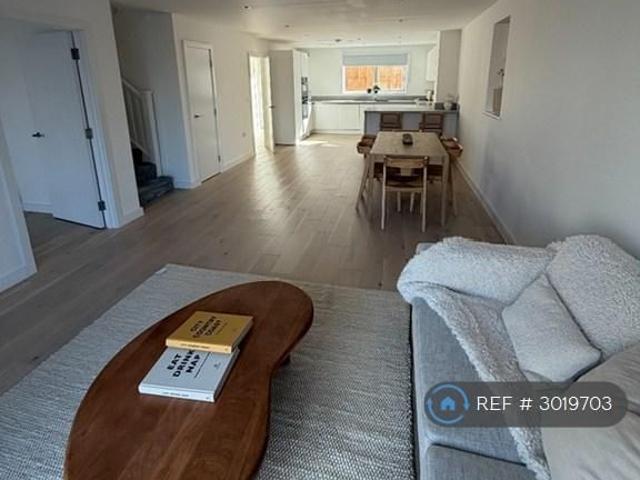 4 bedroom detached house to rent