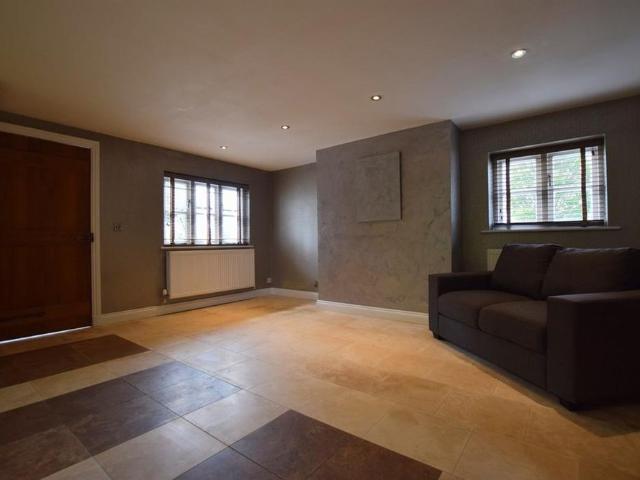 4 bedroom detached house to rent