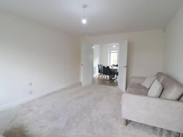 4 bedroom detached house to rent