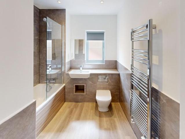 4 bedroom detached house to rent