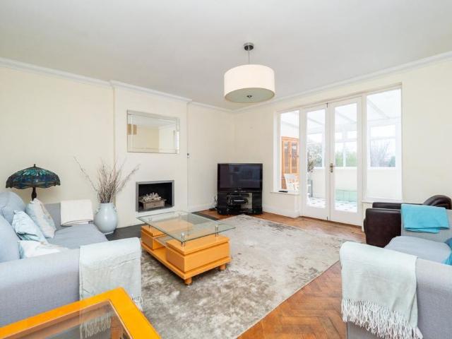 4 bedroom detached house to rent
