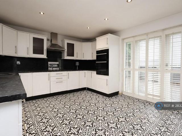 4 bedroom detached house to rent