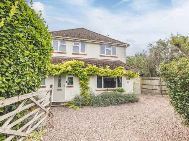 4 bedroom detached house to rent