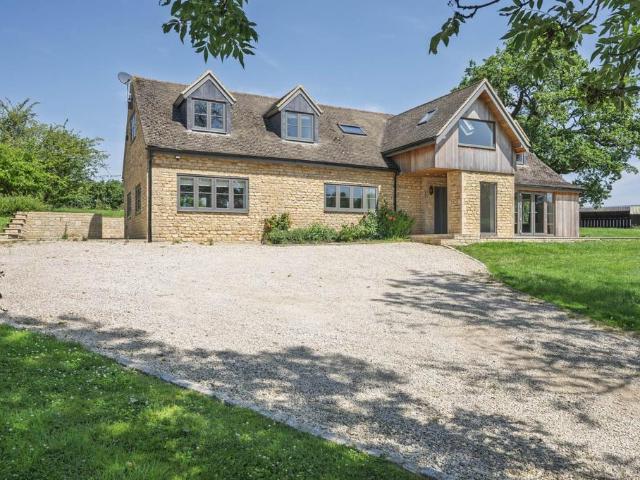 4 bedroom detached house to rent