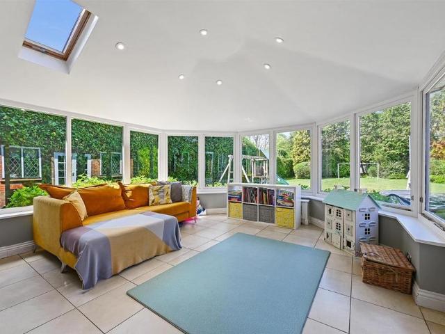 4 bedroom detached house to rent