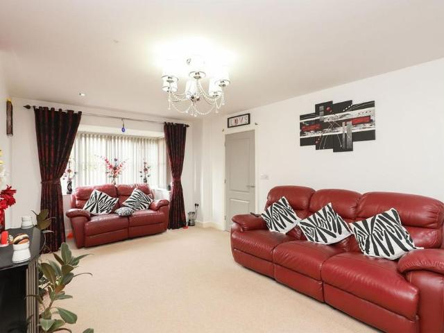 4 bedroom detached house to rent
