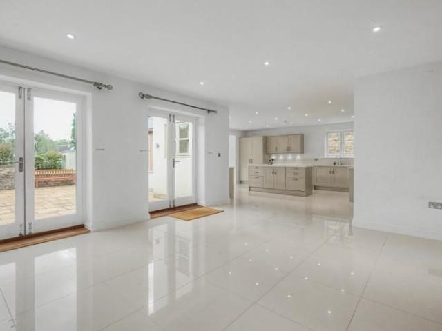 4 bedroom detached house to rent
