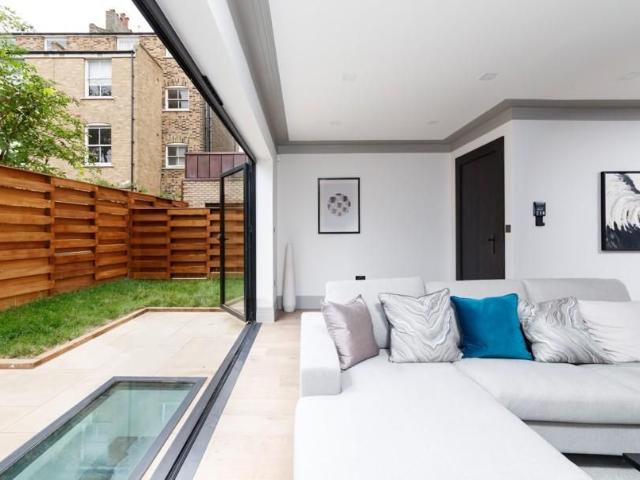 4 bedroom detached house to rent