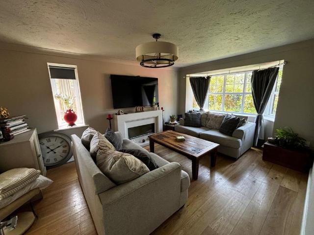4 bedroom detached house to rent