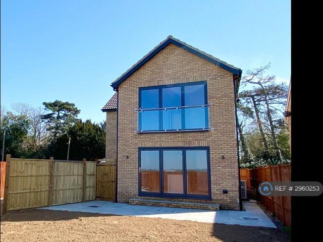 4 bedroom detached house to rent