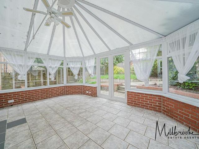 4 bedroom detached house to rent