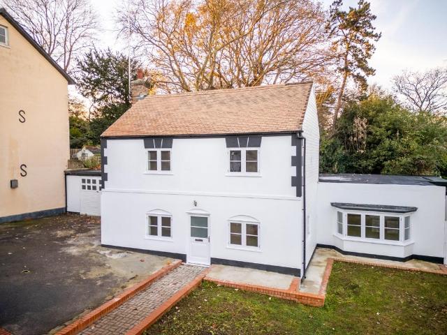 4 bedroom detached house to rent