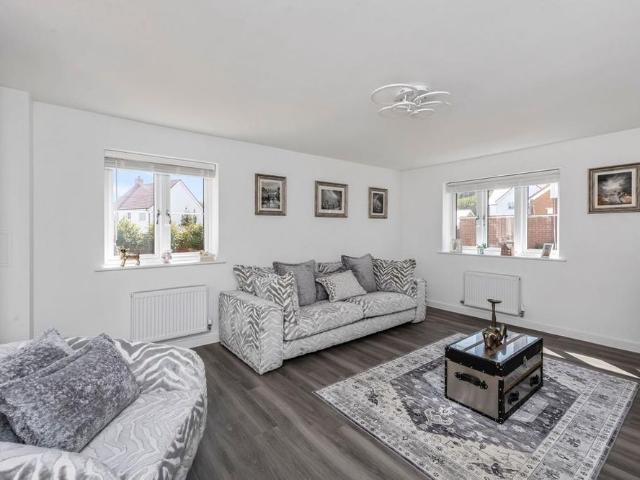 4 bedroom detached house to rent