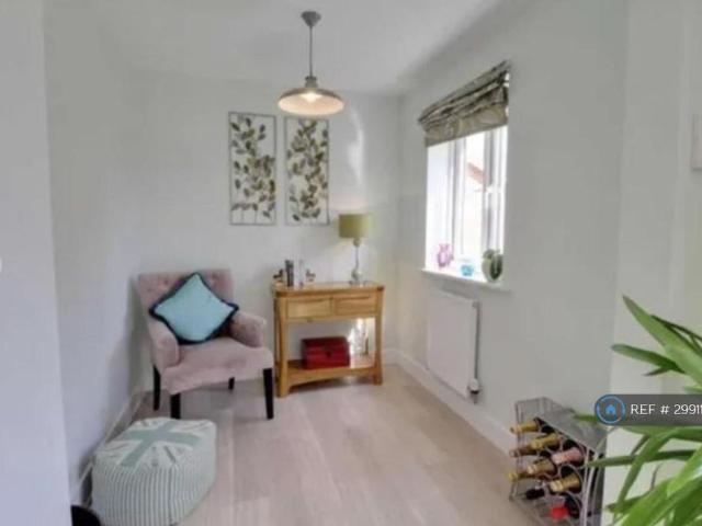 4 bedroom detached house to rent