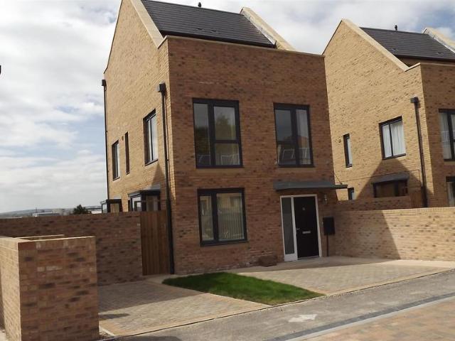 4 bedroom detached house to rent