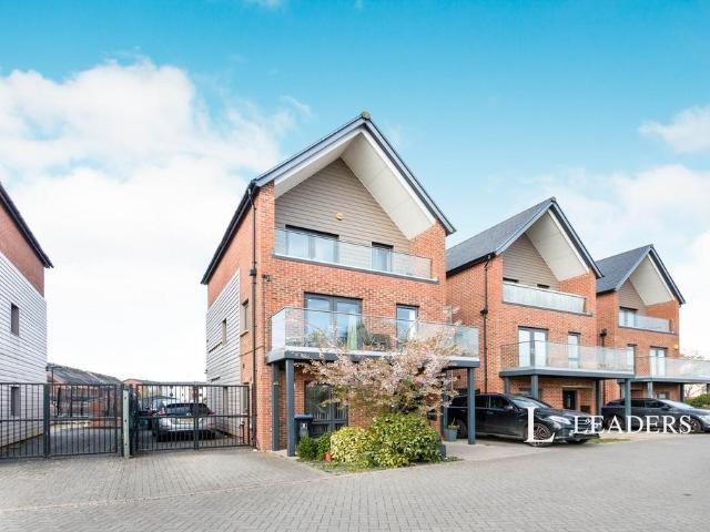 4 bedroom detached house to rent