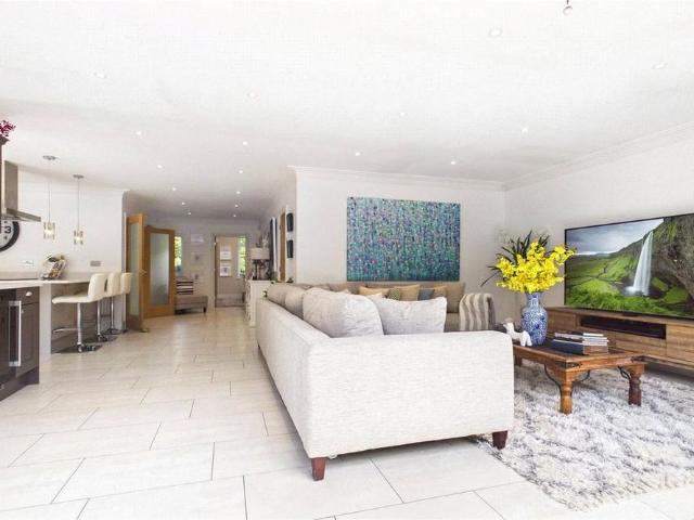 4 bedroom detached house to rent