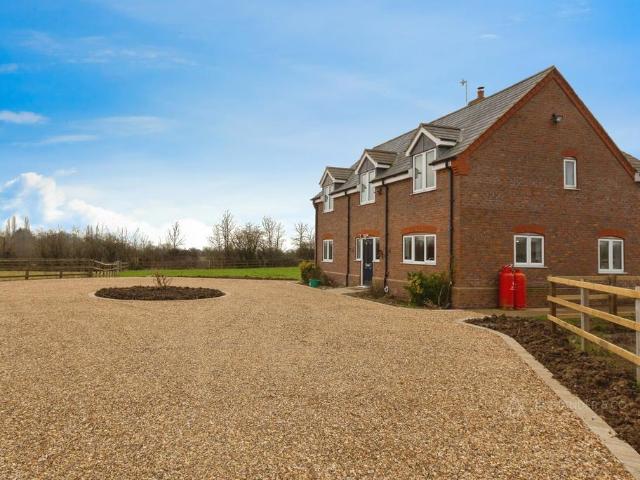 4 bedroom detached house to rent
