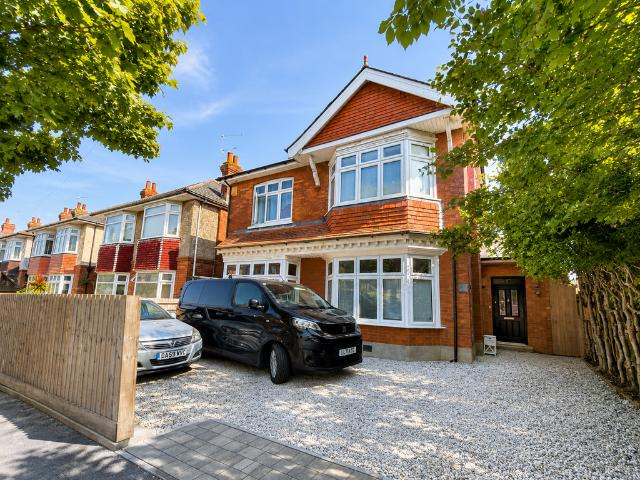 4 bedroom detached house to rent