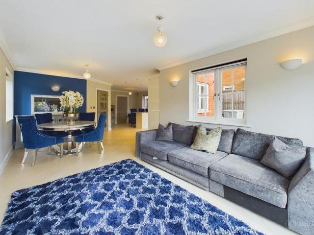 4 bedroom detached house to rent