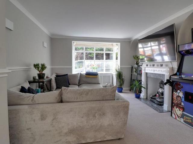 4 bedroom detached house to rent