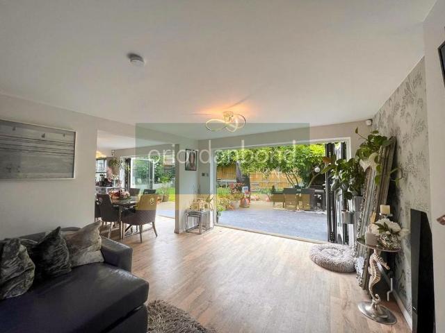 4 bedroom detached house to rent