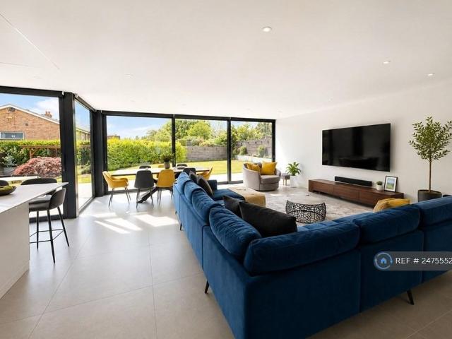 4 bedroom detached house to rent
