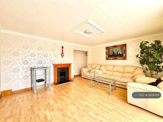 4 bedroom detached house to rent