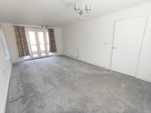 4 bedroom detached house to rent