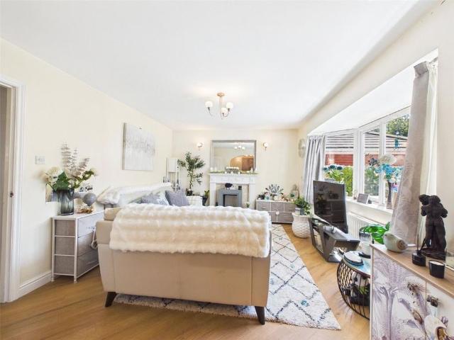 4 bedroom detached house to rent