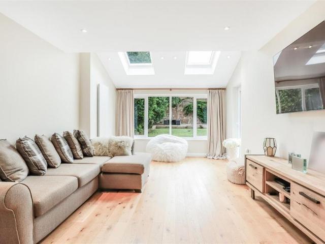 4 bedroom detached house to rent
