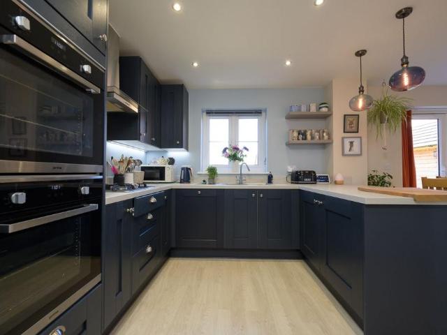 4 bedroom detached house to rent